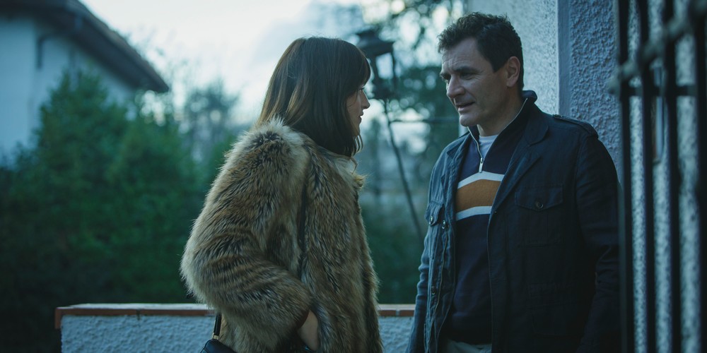 Review: Staring at Strangers - Cineuropa