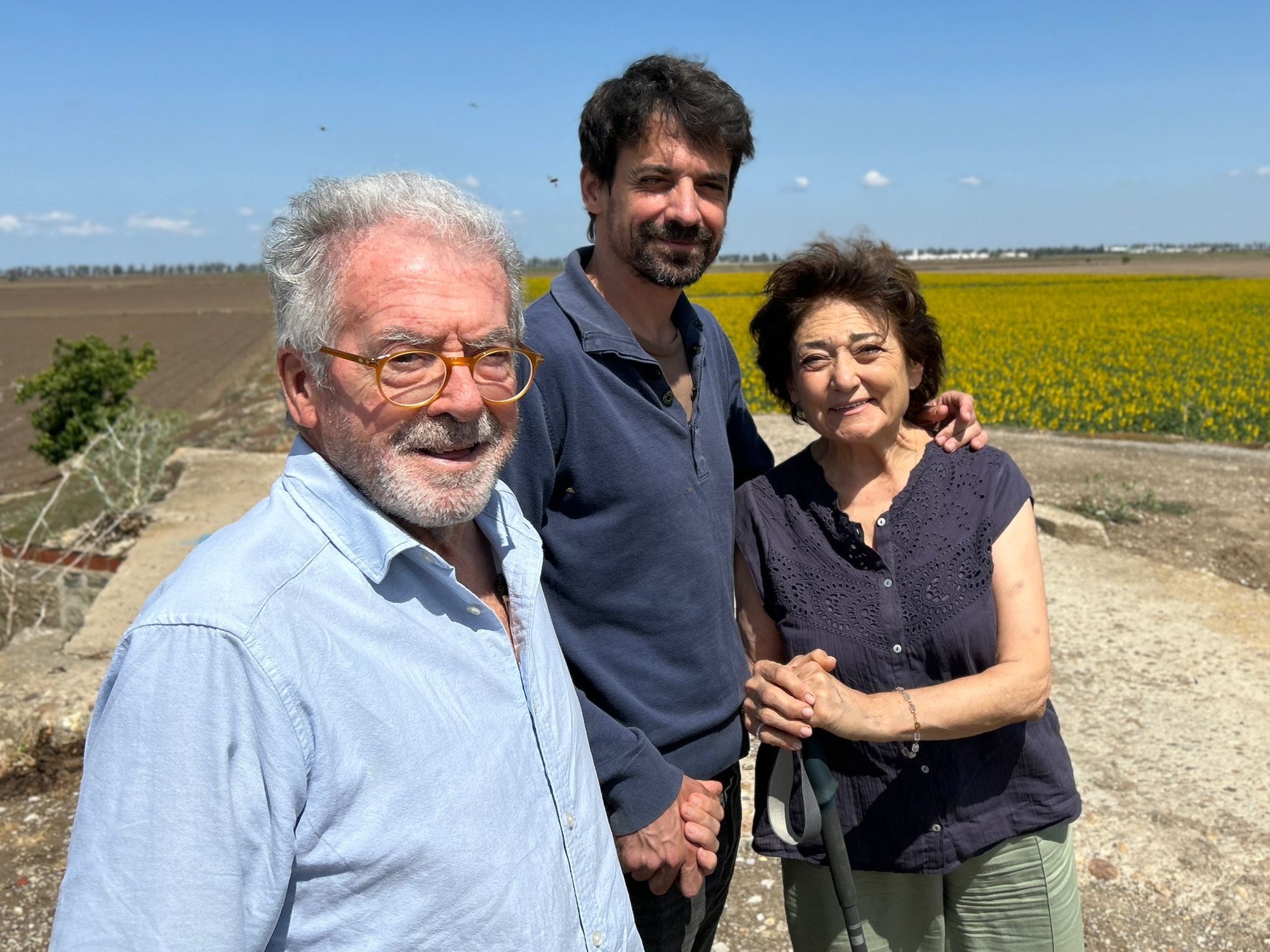 Manuel Muñoz Rivas shooting Manantial with his parents - Cineuropa